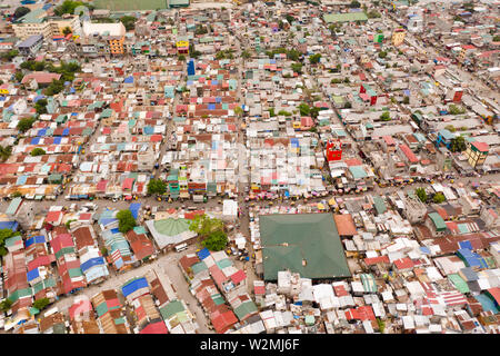 Strade di aree povere a Manila. I tetti delle case e la vita delle ...
