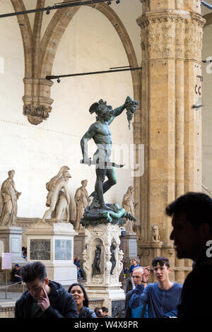 Famosa statua in bronzo di Benvenuto Cellini Perseo con la testa ...