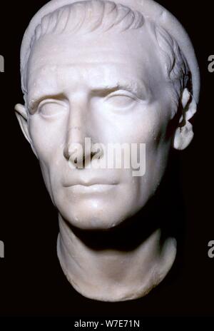 Busto in marmo di Antioco III il grande, il museo del Louvre, Parigi ...