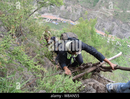 Gli abitanti dei villaggi locali di salire un 800 metri di roccia su ...