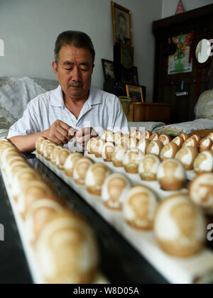 L'agricoltore cinese Li Aimin scolpisce un ritratto del Presidente Mao ...