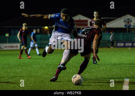 Curtis Hutson di Penybont in azione contro Bala Town. Penybont v Bala ...