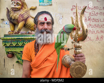 Santo con tridente, Sadhu, Varanasi, India Foto stock - Alamy