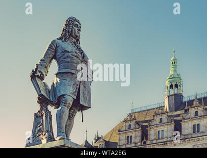 Statua di Georg Friedrich Händel, il mercato la chiesa e la torre rossa ...