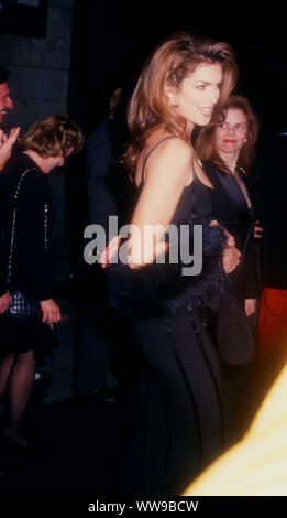 Cindy Crawford al Fifth Annual California Industry Friends of AIDS ...