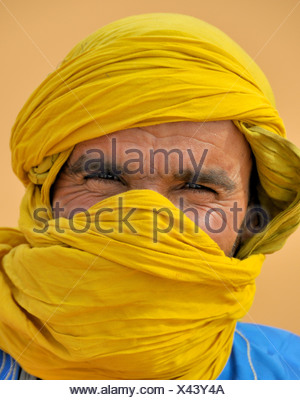 Uomo marocchino che indossa un turbante giallo in taroudant Marocco ...